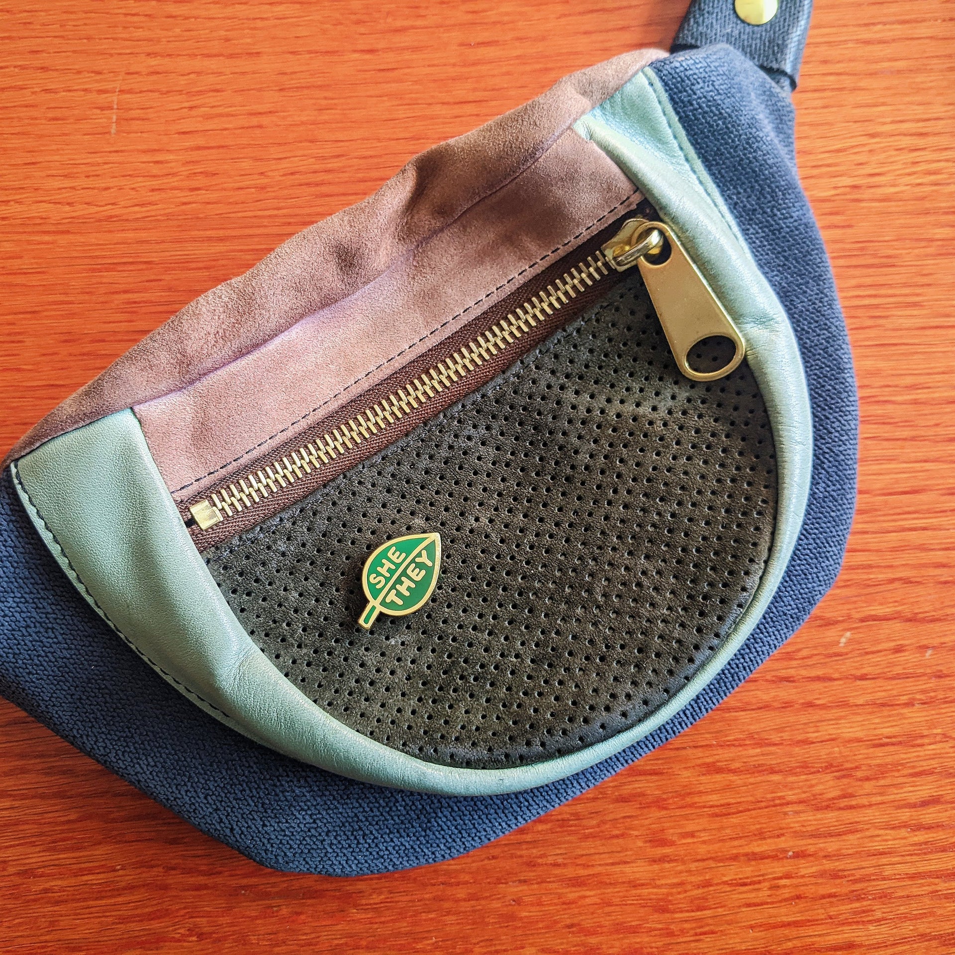 Pronoun Leaf Pin - she/her – misomomo