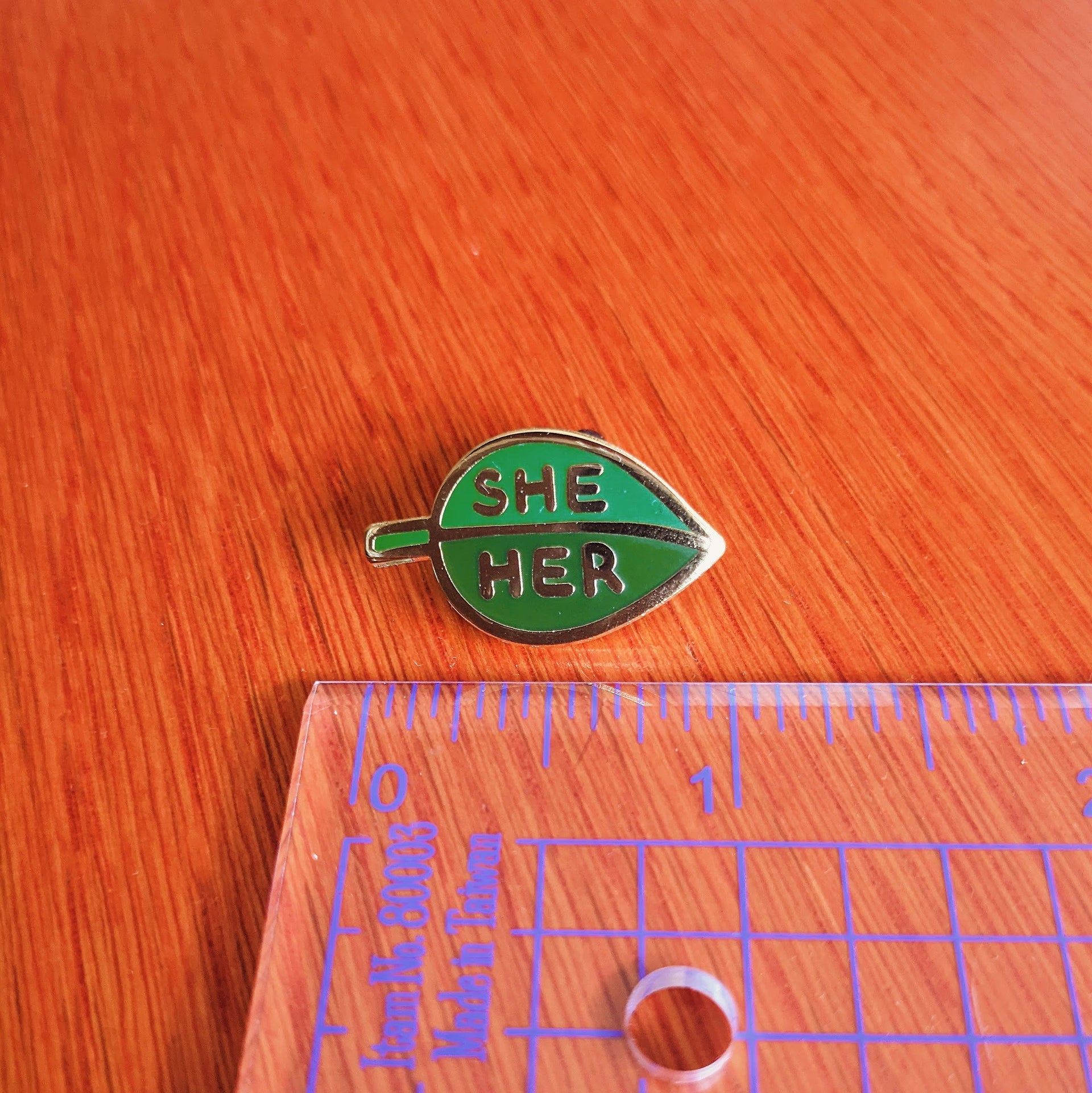 Pronoun Leaf Pin - she/her – misomomo